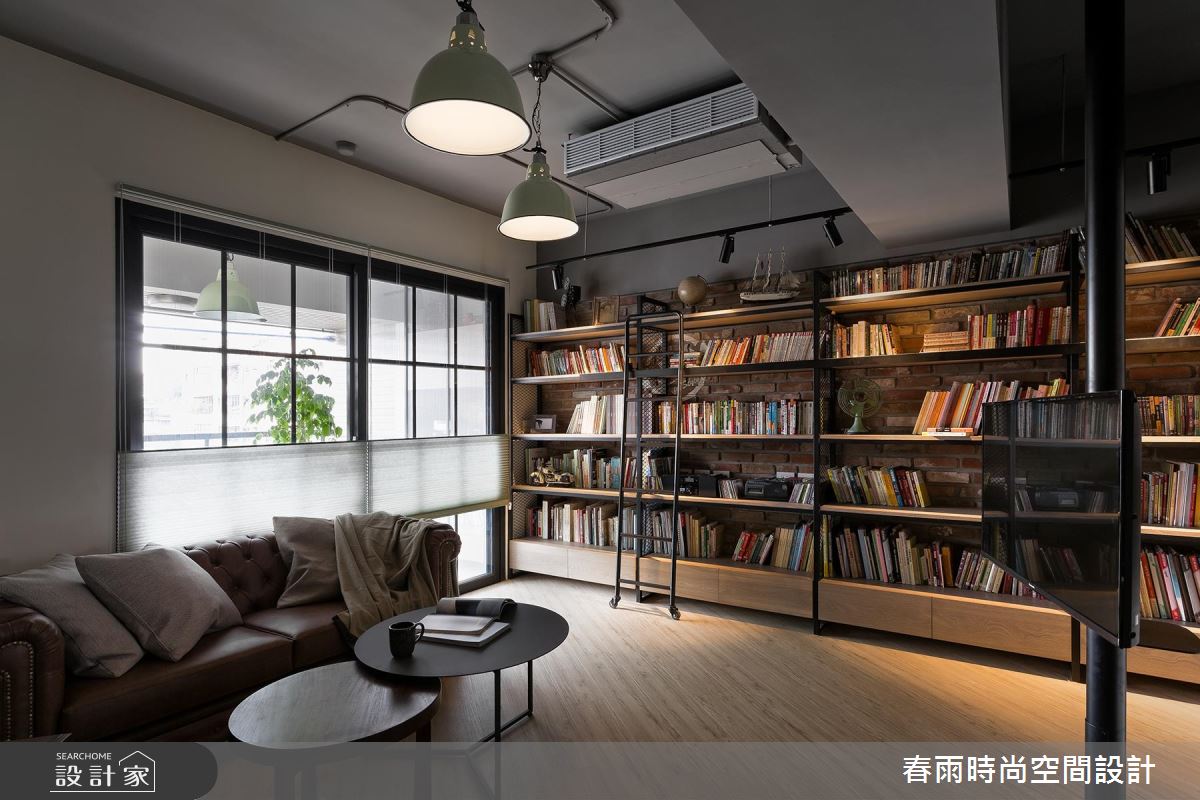 文藝型男的單身宅你的工業風書櫃放空陽台旋轉電視牆設計家 Searchome
